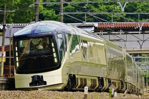 E001系 》都オク 》四季島 編成 》 両: ( Crystal ( Clear ( Central^^)))