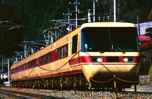 381系 》海シン 》P2 編成 》 両: ( Crystal ( Clear ( Central^^)))