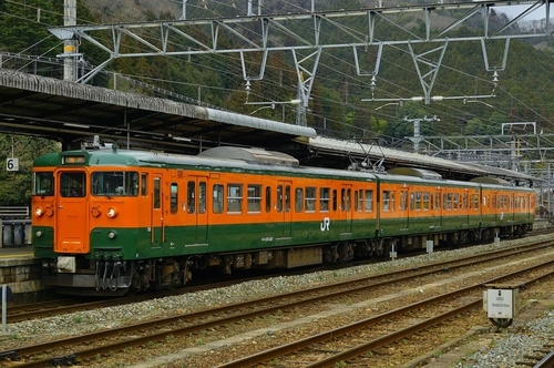 115系 》中オカ 》D-26 編成 》 両: ( Crystal ( Clear ( Central^^)))